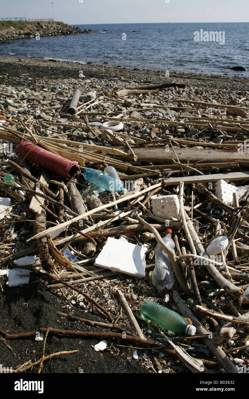 Driftwood and bottles with sand hi-res stock photography and images - Alamy