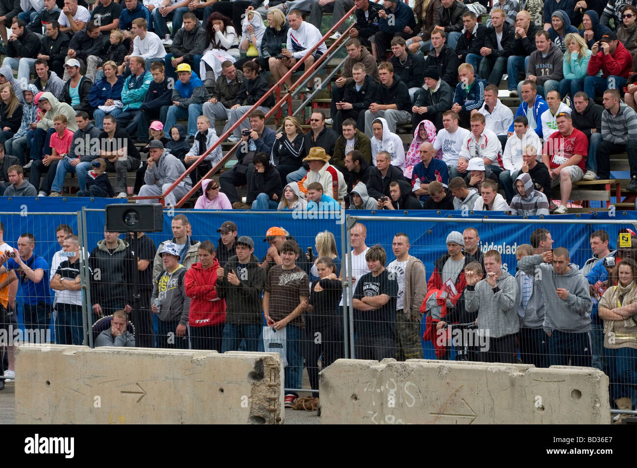 Spectators behind fence hi-res stock photography and images - Alamy