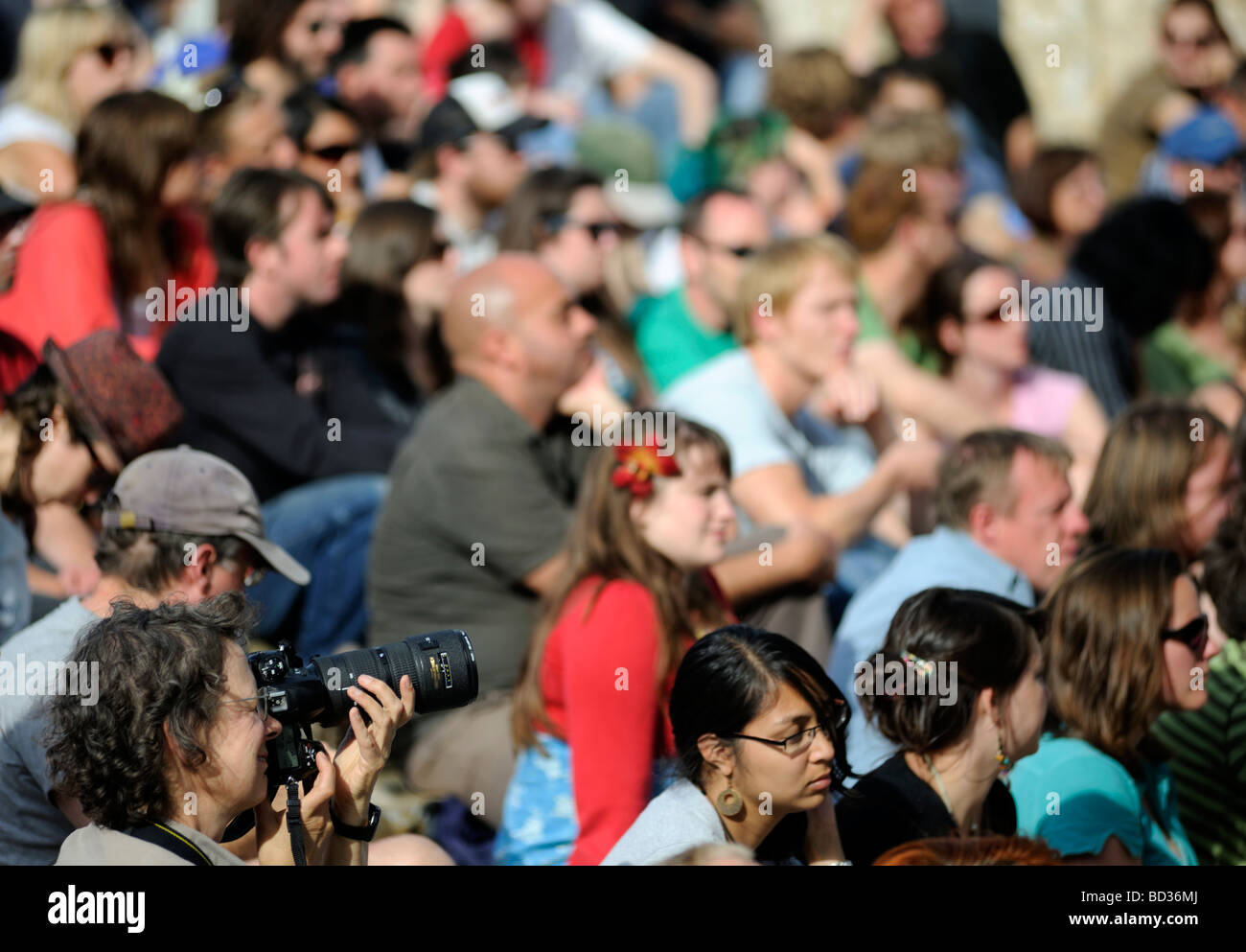 Crowd blur focus hi-res stock photography and images - Alamy