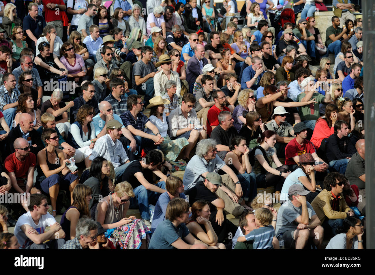 People watching crowd hi-res stock photography and images - Alamy