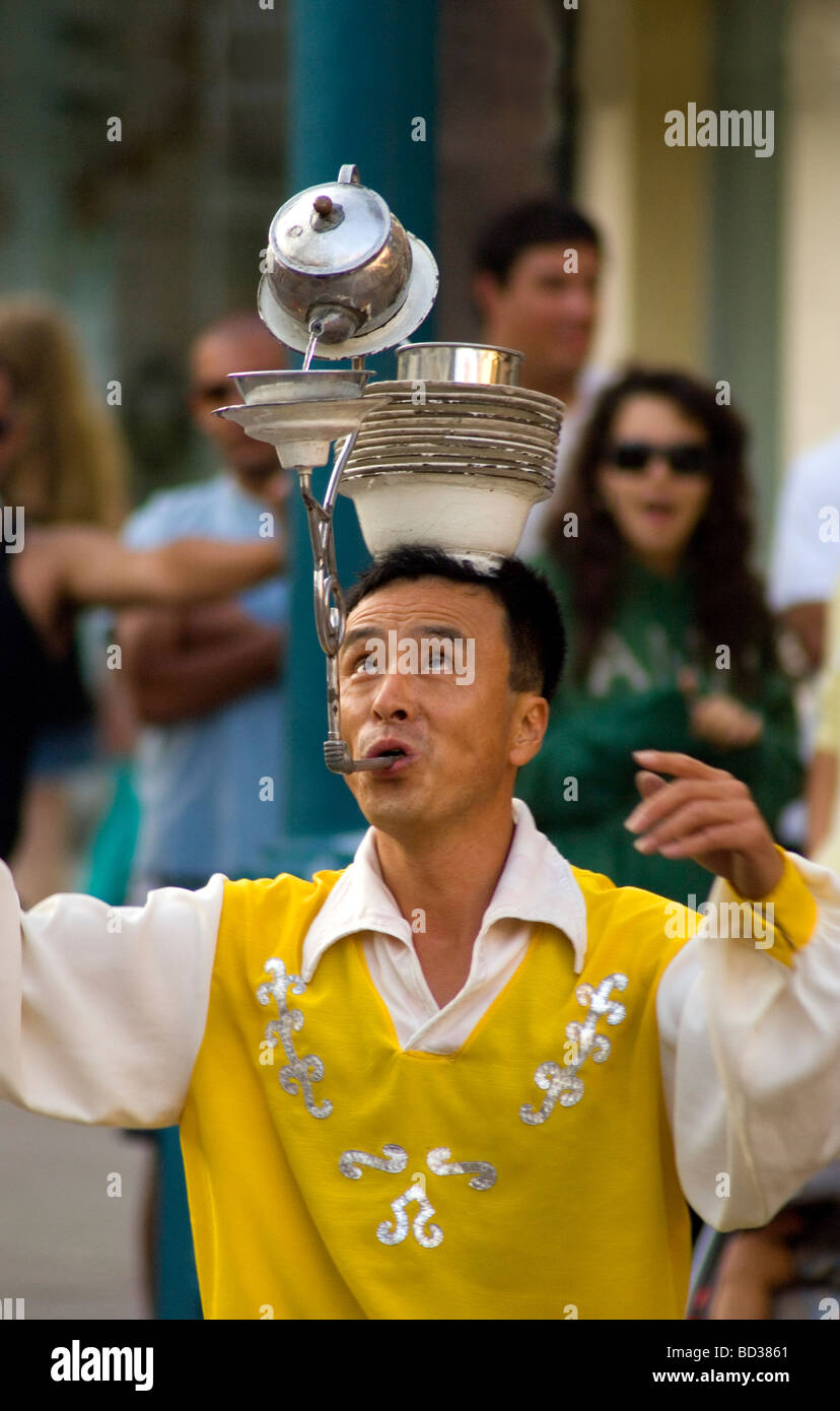 Asian street entertainer hi-res stock photography and images - Alamy