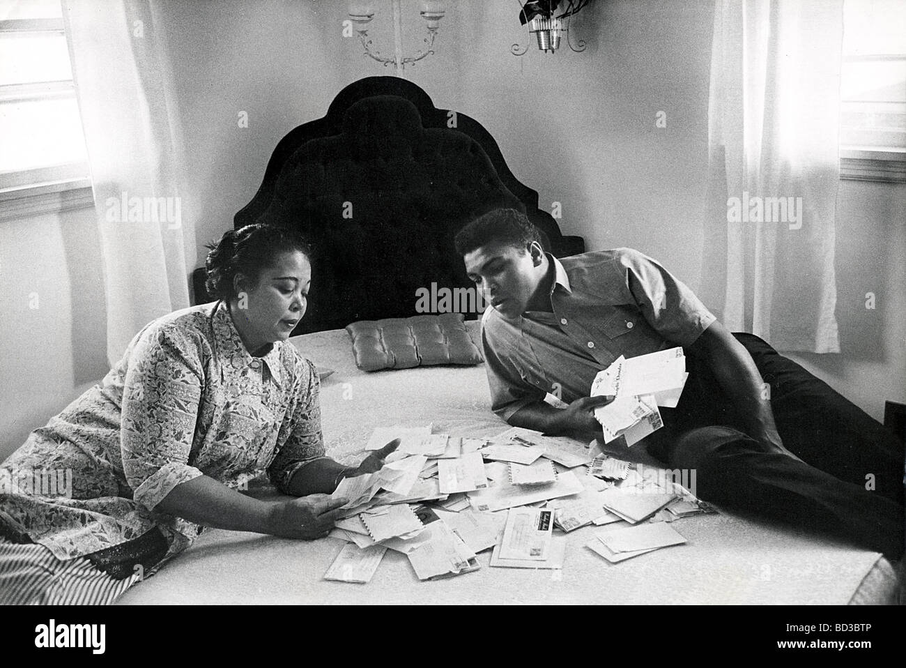 MUHAMMAD ALI checks his fanmail with his mother Odessa at their ...