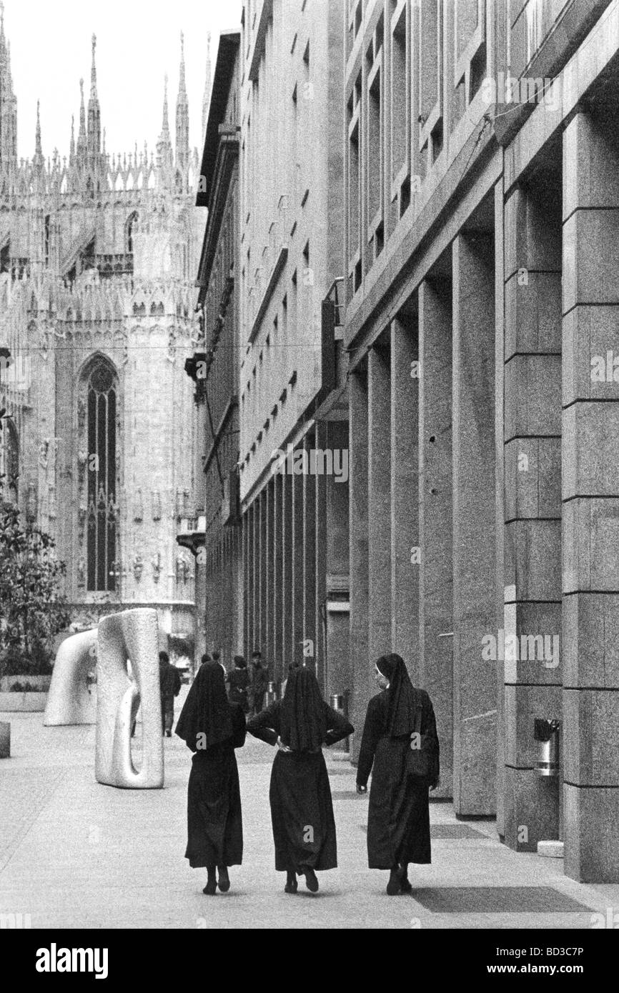 Daily life images city Black and White Stock Photos & Images - Alamy