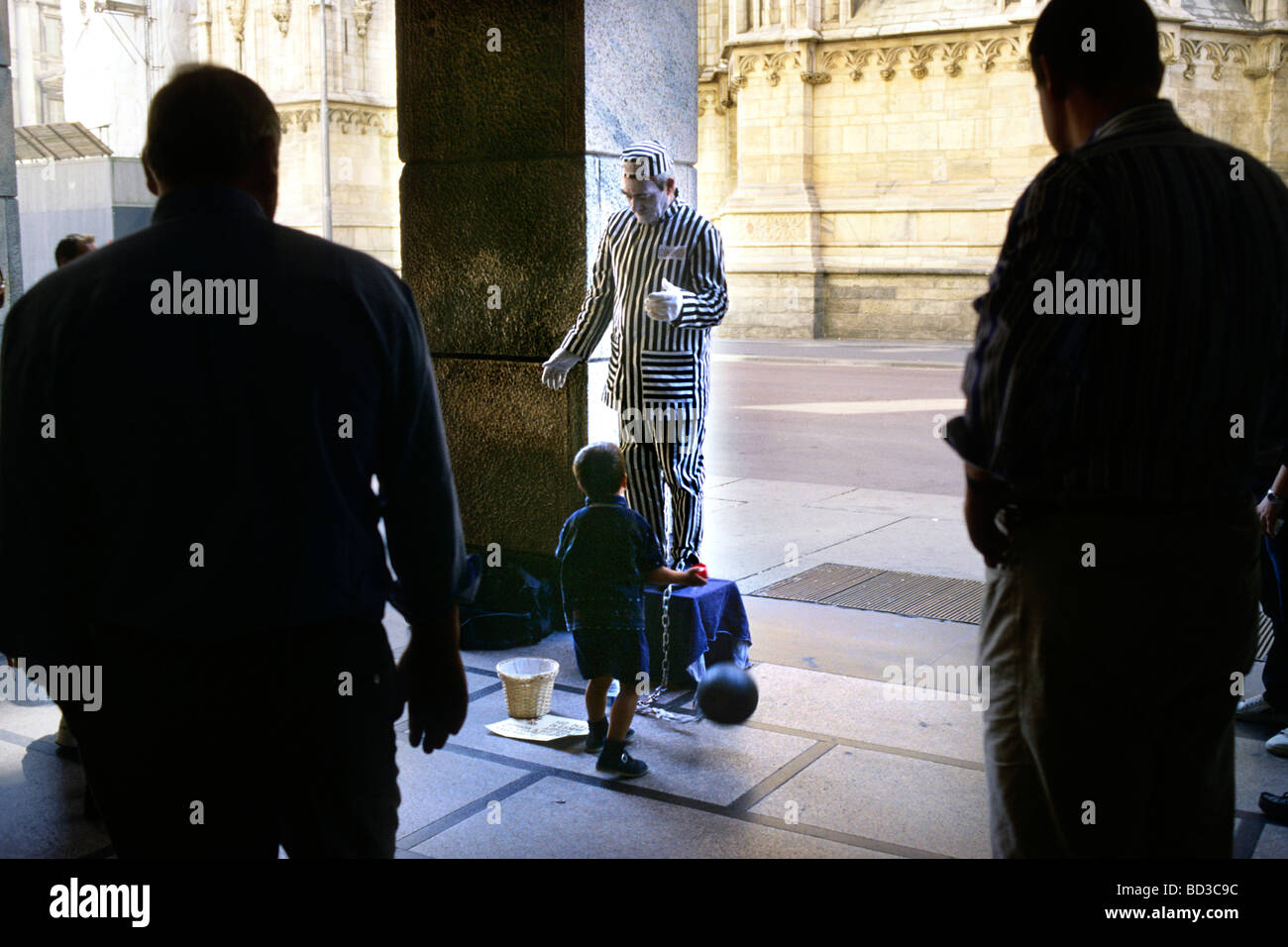 milan street artists Stock Photo - Alamy