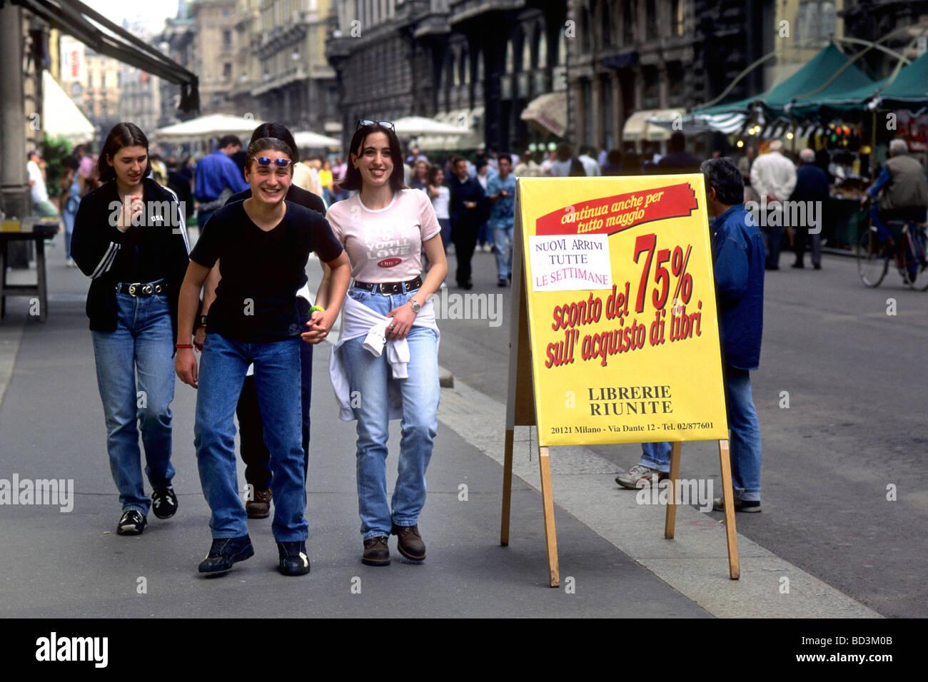 milan daily life in town Stock Photo - Alamy