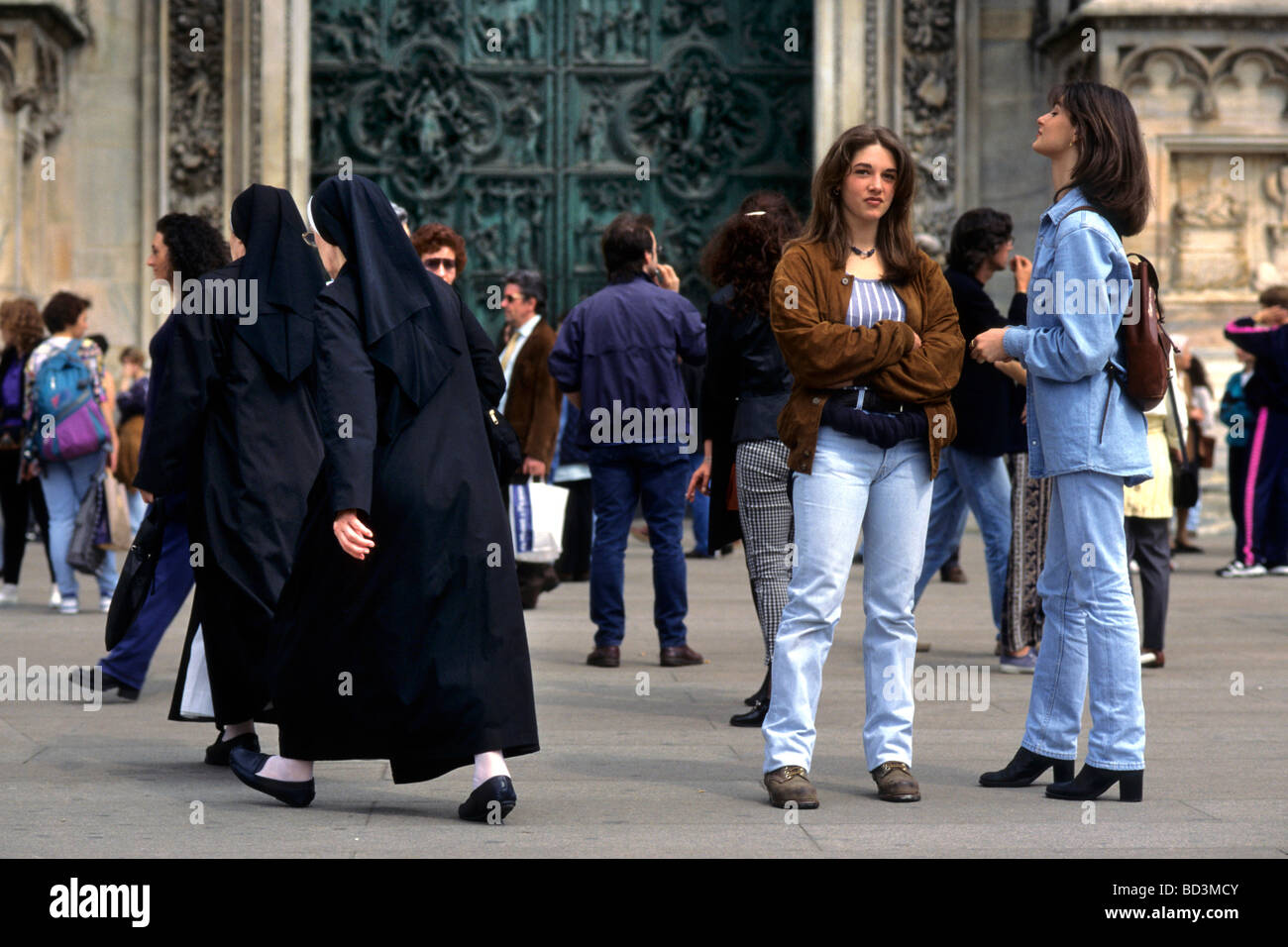 milan daily life in town Stock Photo - Alamy