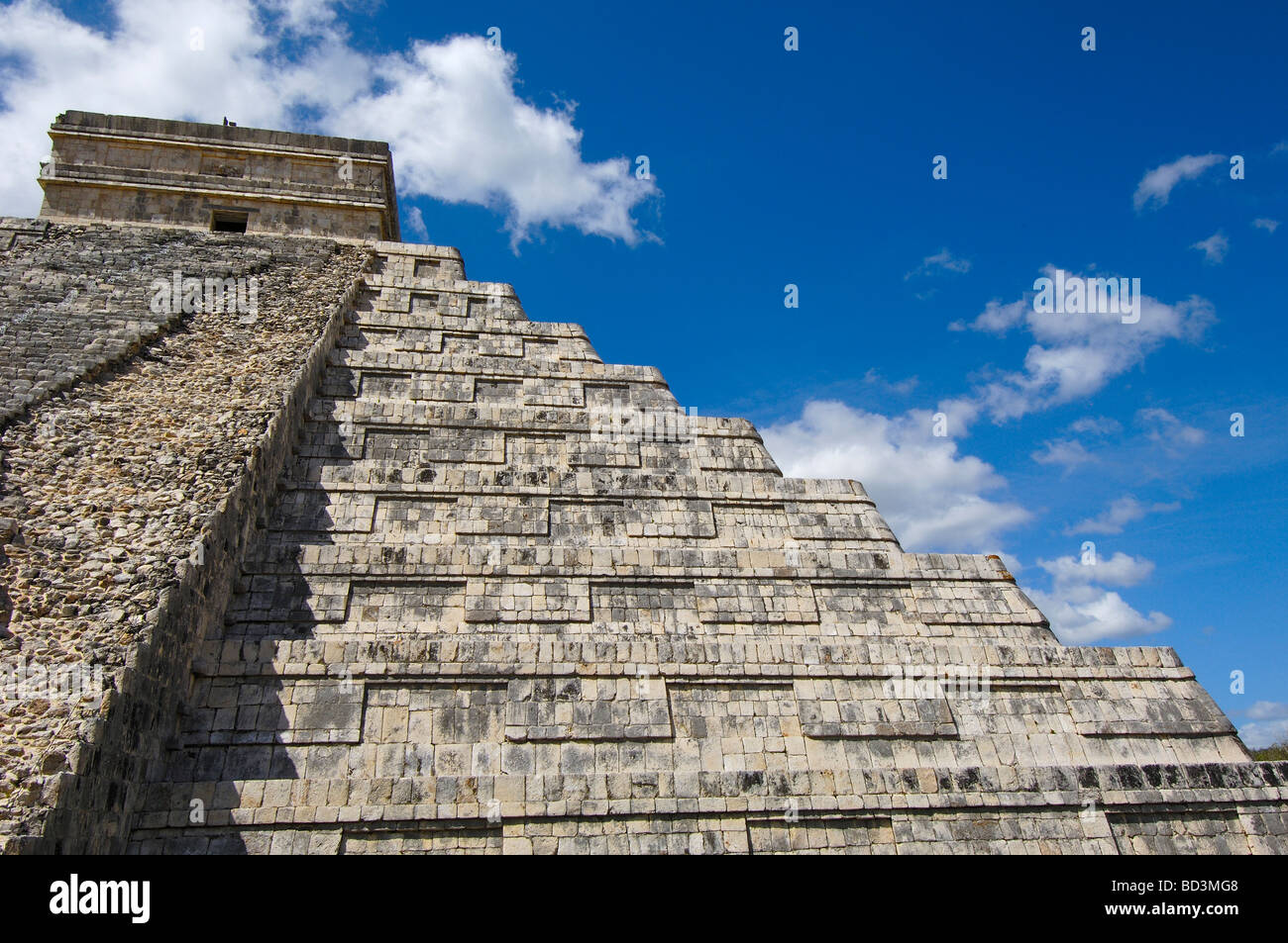 Pyramid of Kukulkan The Castle Mayan ruins of Chichen Itza Mayan ...