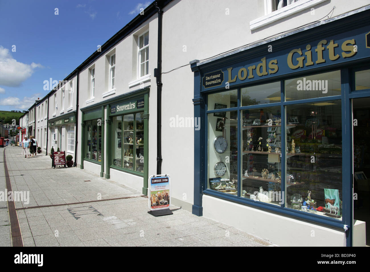 English village row of shops hi-res stock photography and images - Alamy