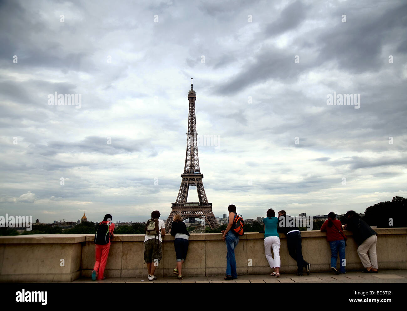Paris dramatic people hi-res stock photography and images - Alamy
