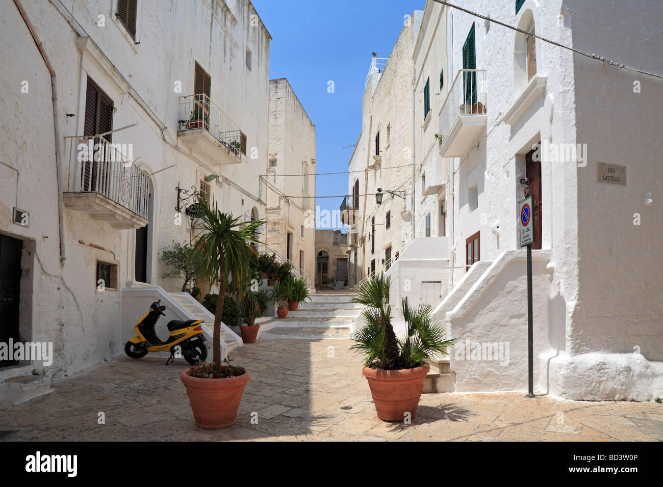 Ostuni narrow street hi-res stock photography and images - Alamy