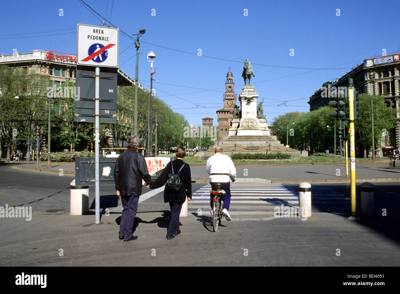 milan daily life in town Stock Photo - Alamy