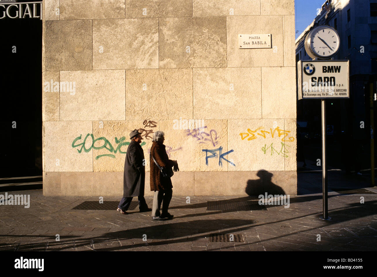 milan daily life in town Stock Photo - Alamy