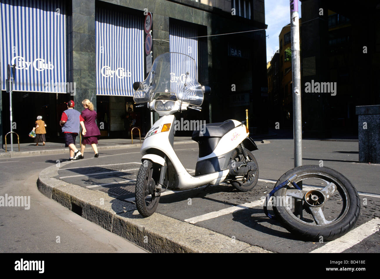 milan daily life in town Stock Photo - Alamy