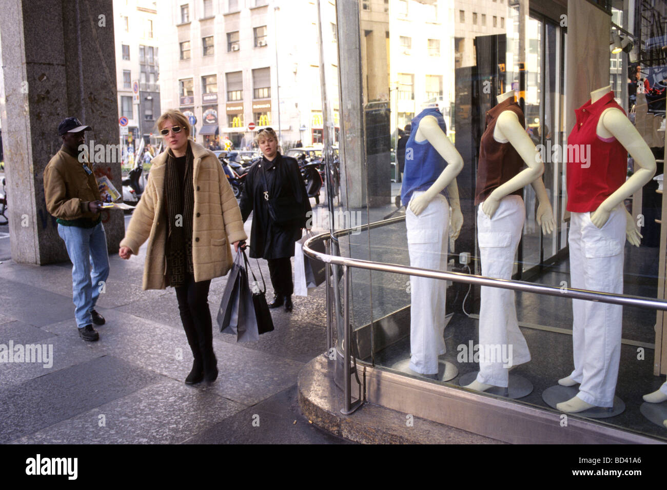 milan daily life in town Stock Photo - Alamy