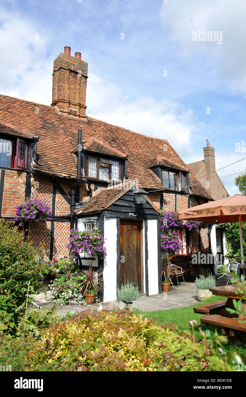 17th century timber framed pub hi-res stock photography and images - Alamy