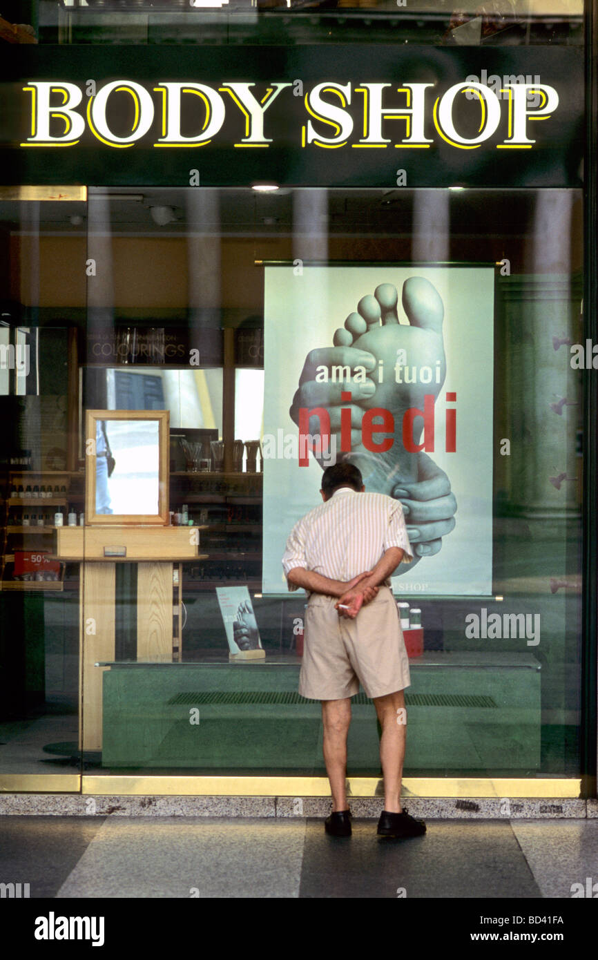 milan daily life in town Stock Photo - Alamy