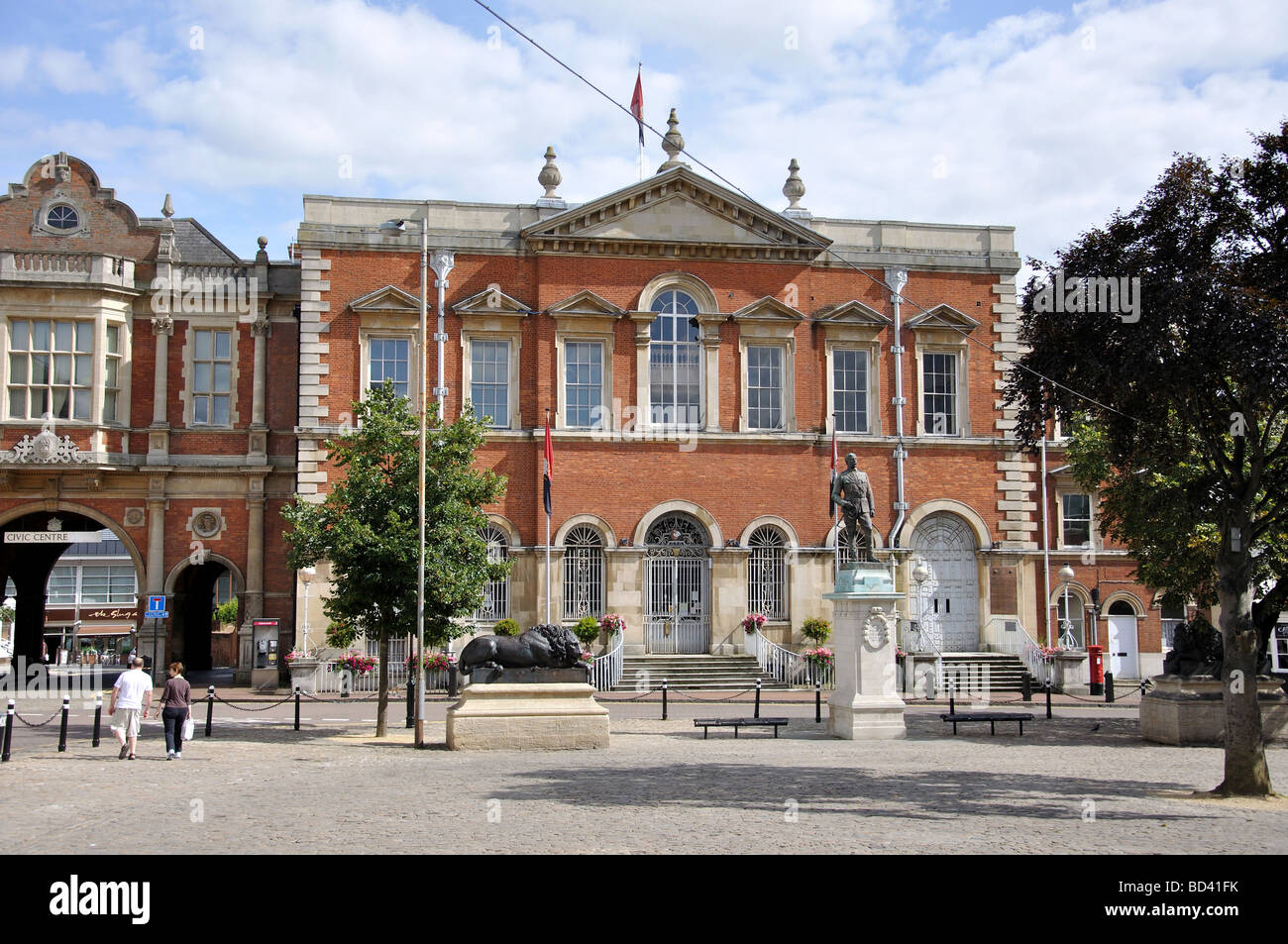 County hall aylesbury hi-res stock photography and images - Alamy