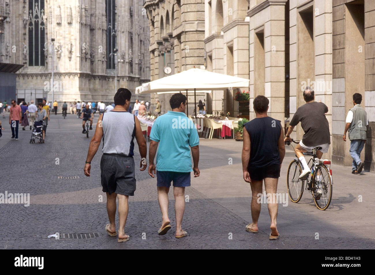 milan daily life in town Stock Photo - Alamy