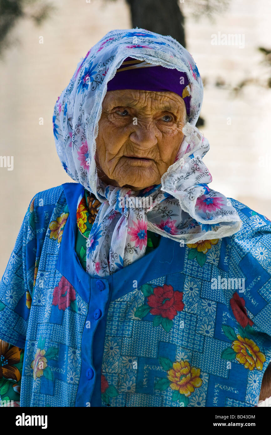 Elderly Uzbek woman in Bukhara, Uzbekistan Stock Photo - Alamy