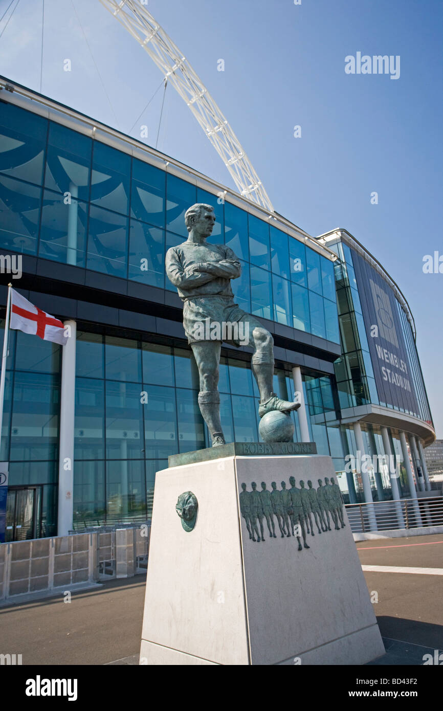 Statue famous footballer hi-res stock photography and images - Alamy