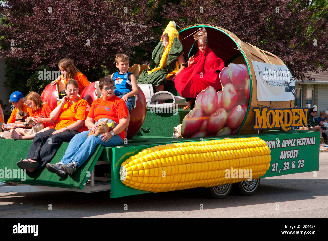 The Morden corn and Apple festival float at the 2009 sunflower Festival ...