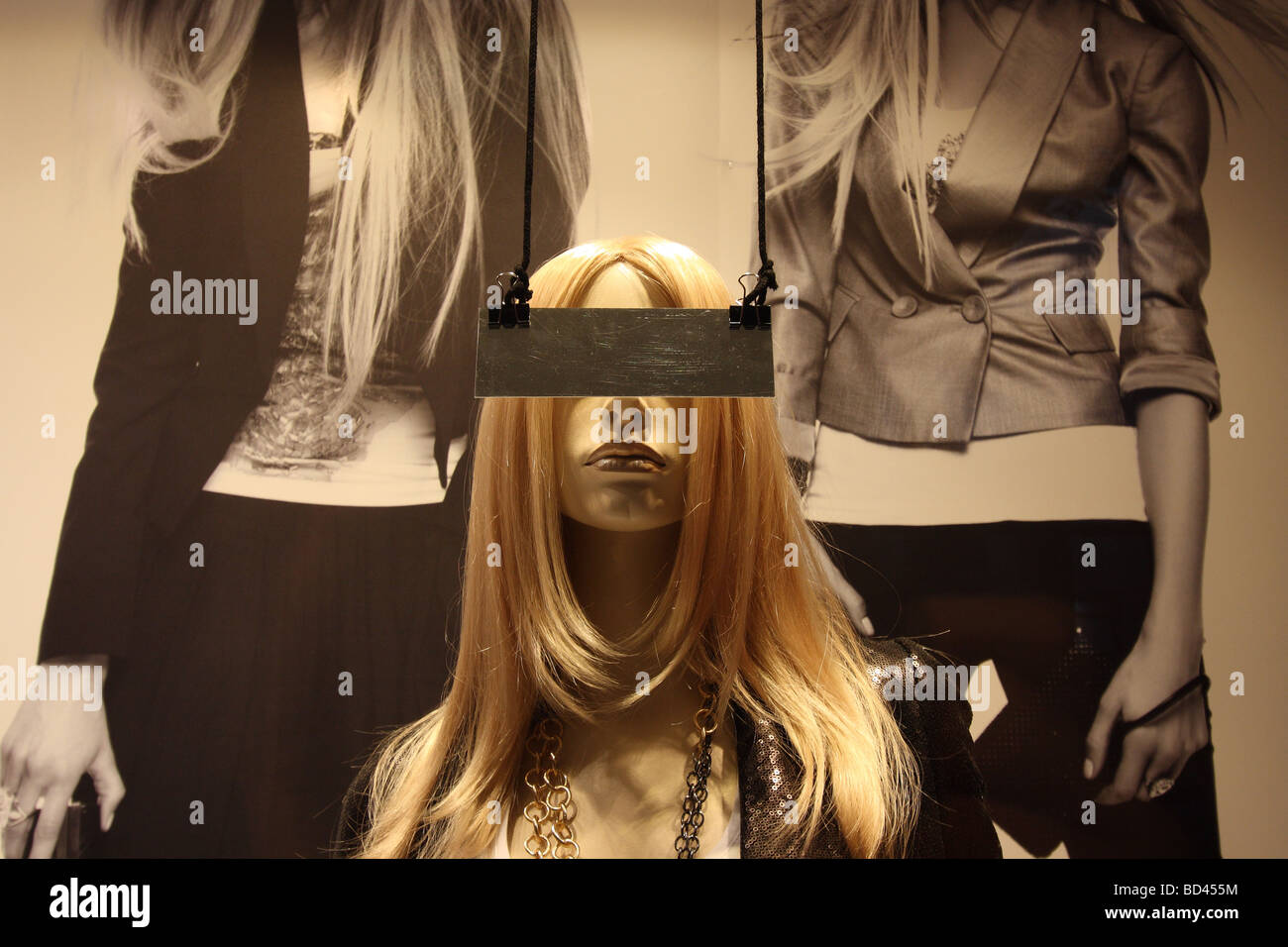 MANNEQUINS IN A STORE WINDOW Stock Photo - Alamy