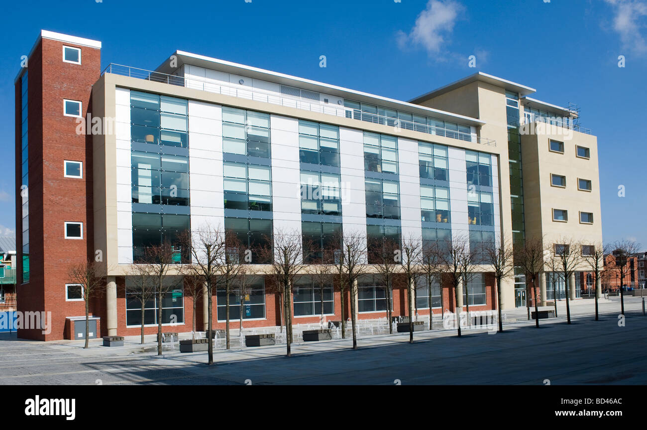 Office building humber quays hull hi-res stock photography and images ...