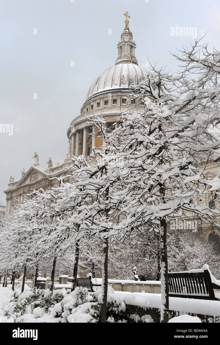 Winter landmark st pauls cathedral snow london hi-res stock photography ...