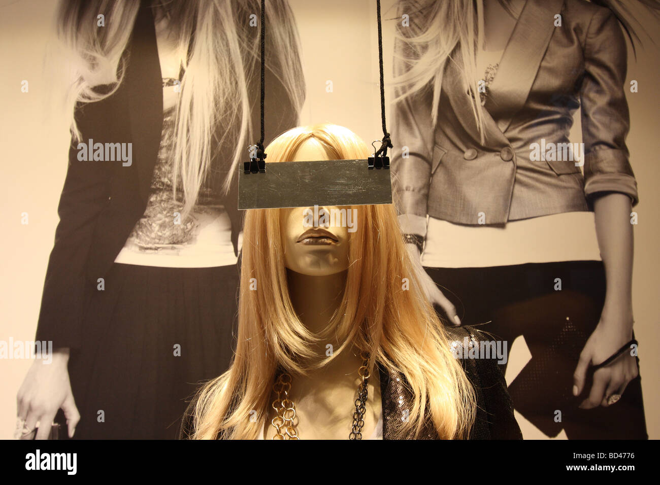 MANNEQUINS IN A STORE WINDOW Stock Photo - Alamy