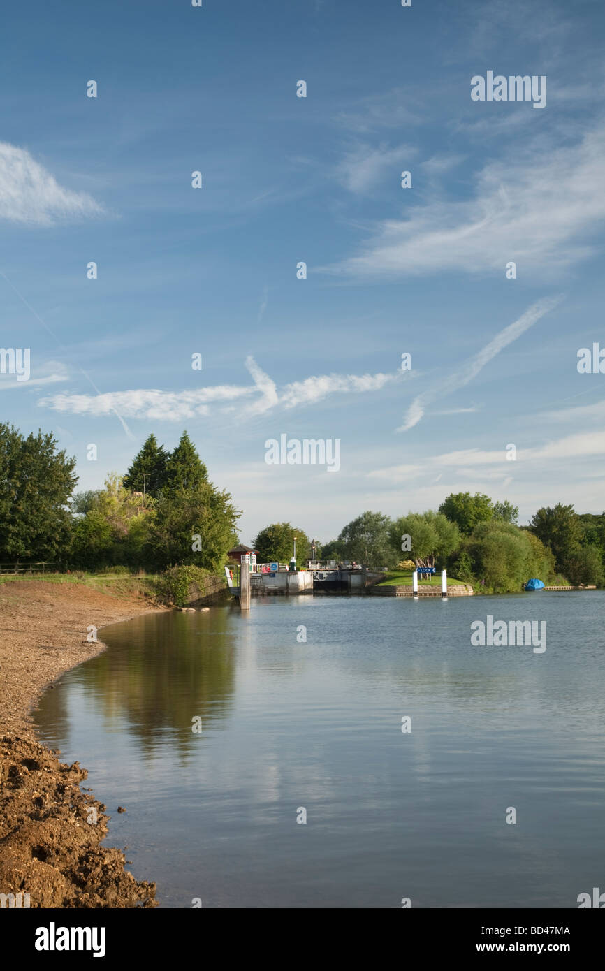 Houseboat oxfordshire thames river hi-res stock photography and images ...