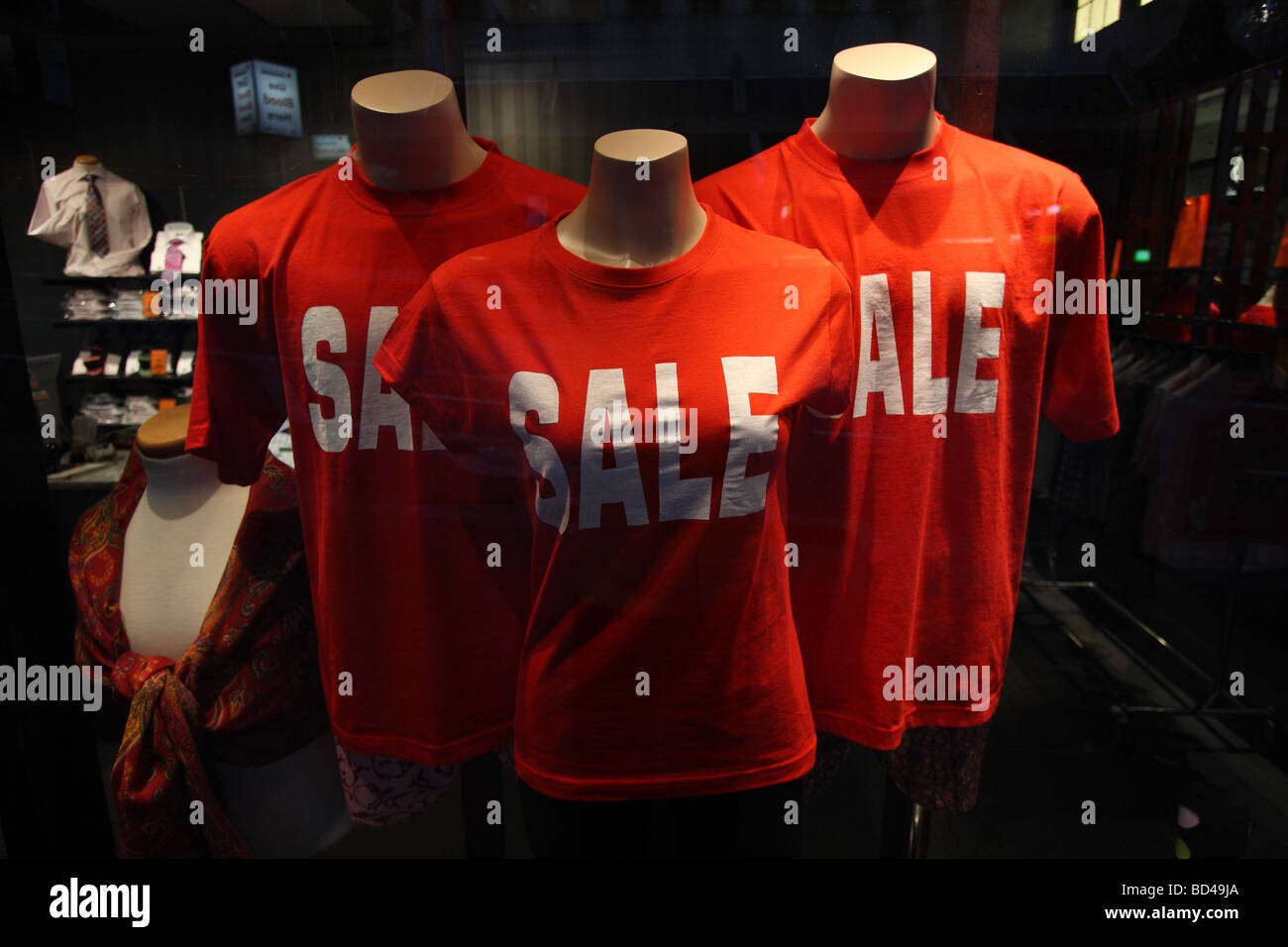 SALE SIGNS IN SHOP FRONT WINDOWS Stock Photo - Alamy