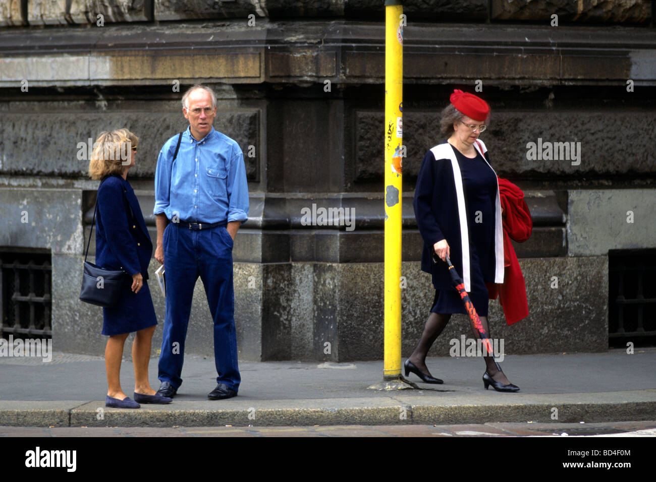 milan scala square 1988 Stock Photo - Alamy
