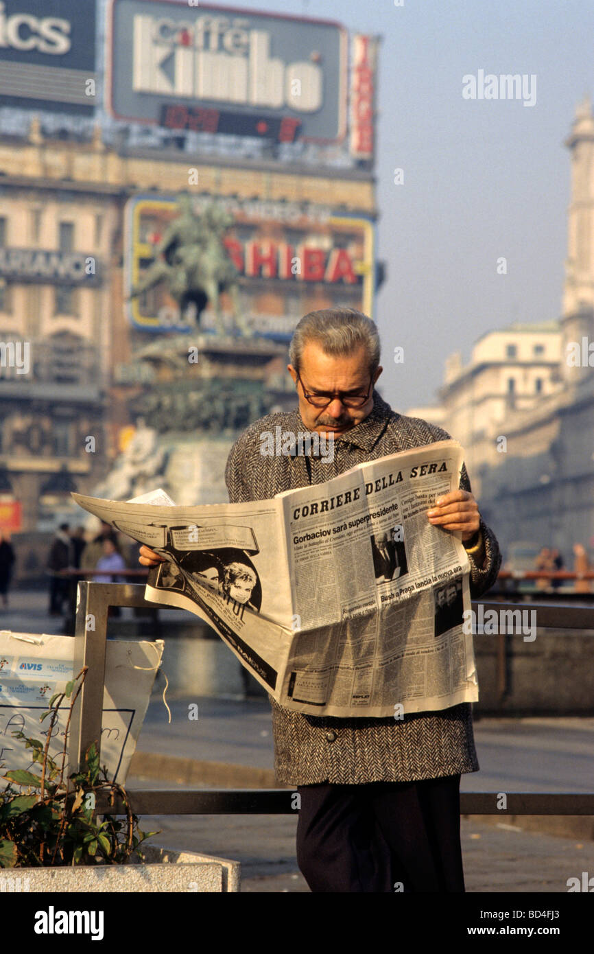 milan duomo square daily life Stock Photo - Alamy