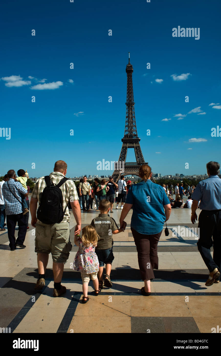 Paris eiffel tower family children hi-res stock photography and images ...