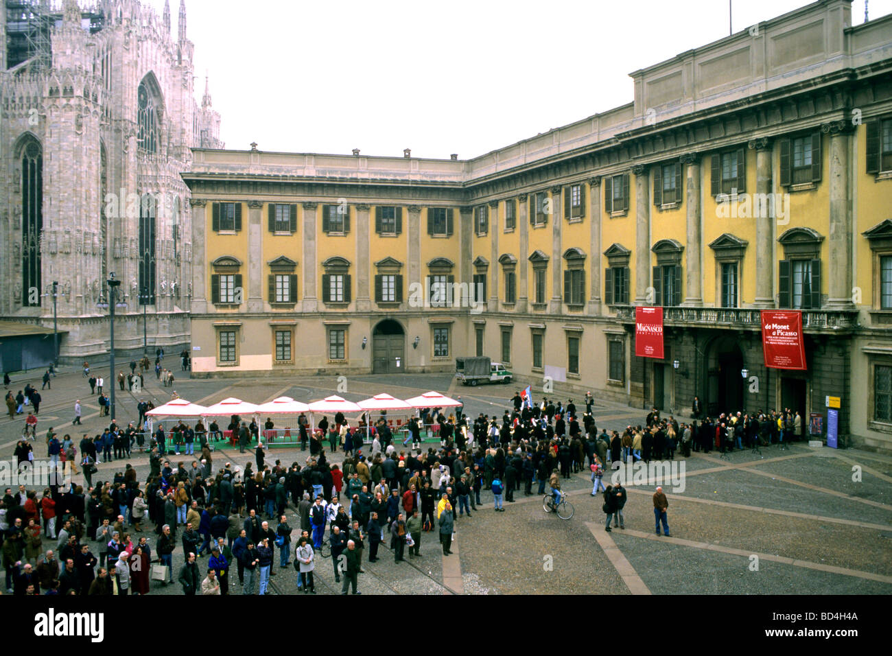 milan duomo square Stock Photo - Alamy