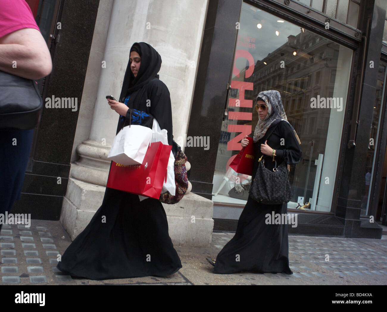 Muslim shoppers hi-res stock photography and images - Alamy