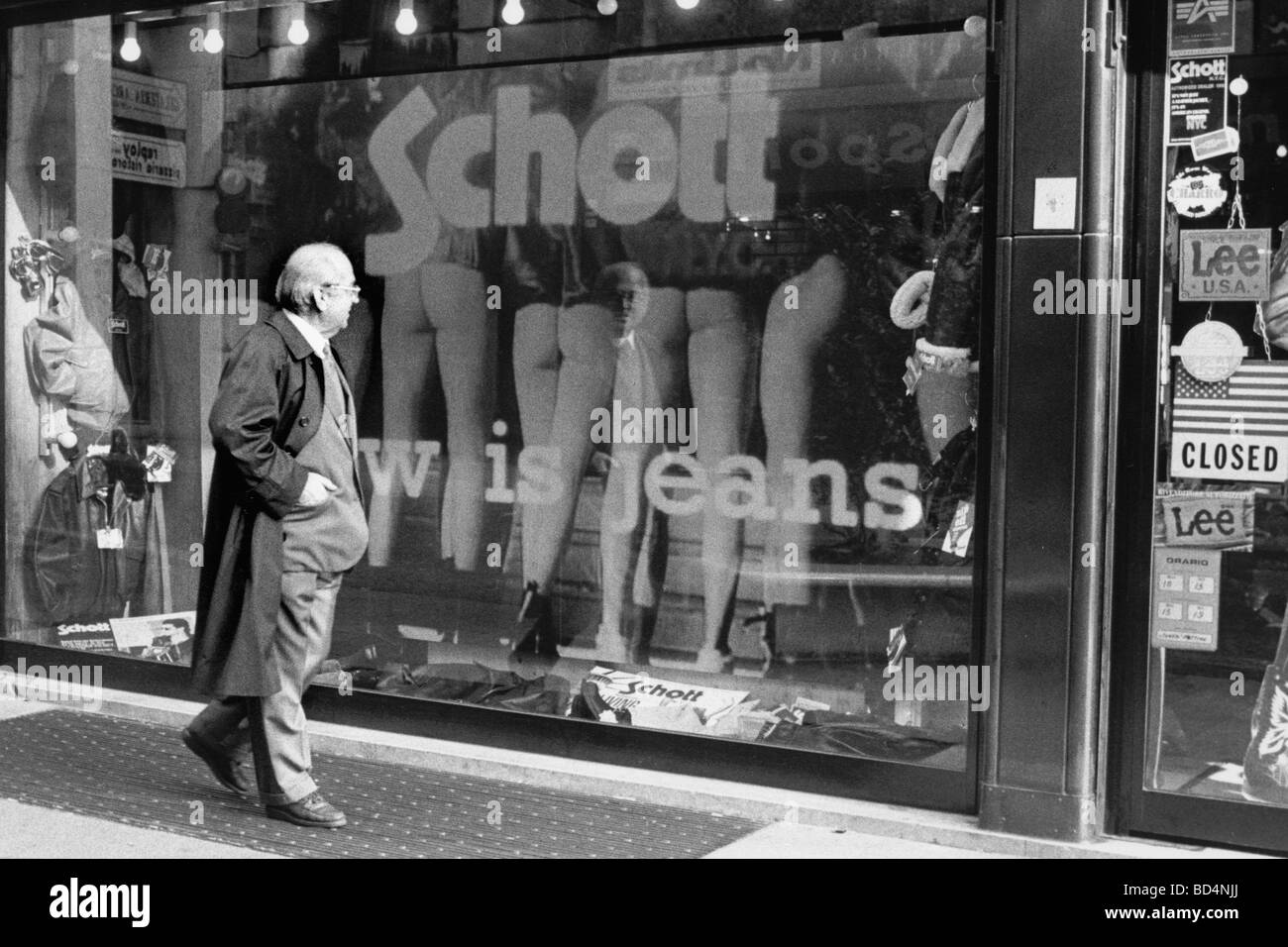 Daily life images city Black and White Stock Photos & Images - Alamy