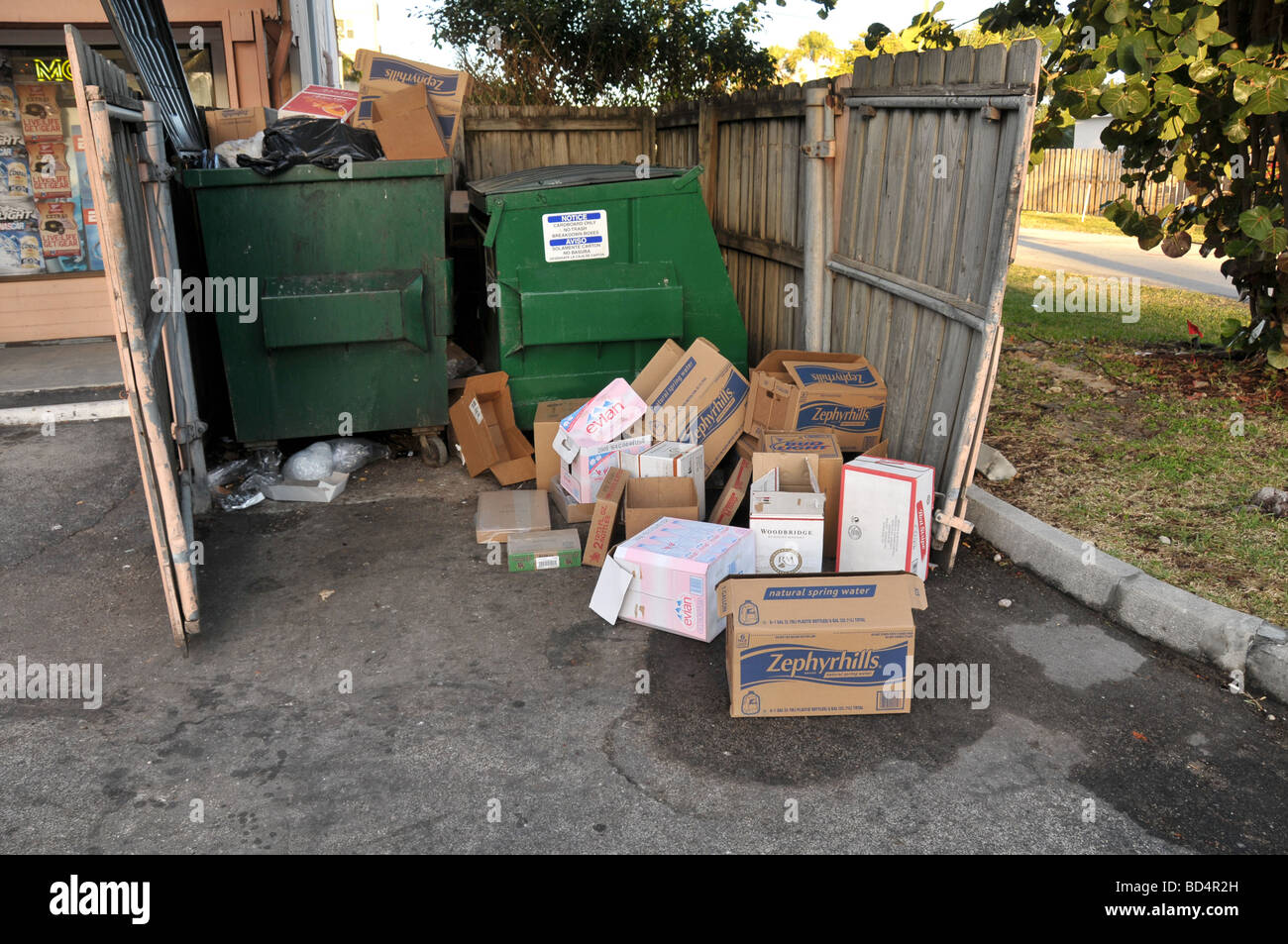 Overflow dumpster hi-res stock photography and images - Alamy