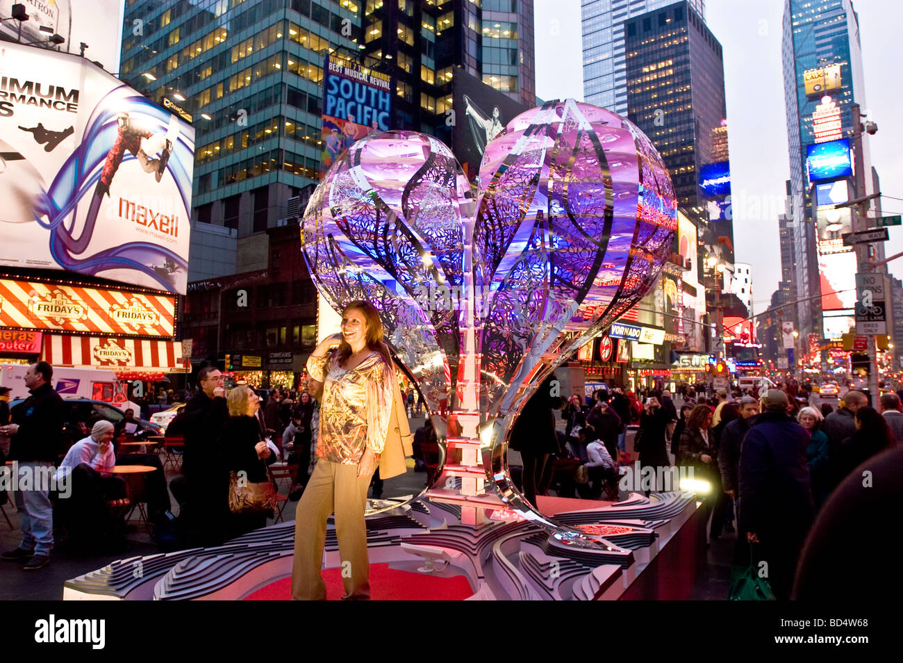 Crystal heart statue on Times Square, Manhattan, New York City, USA ...