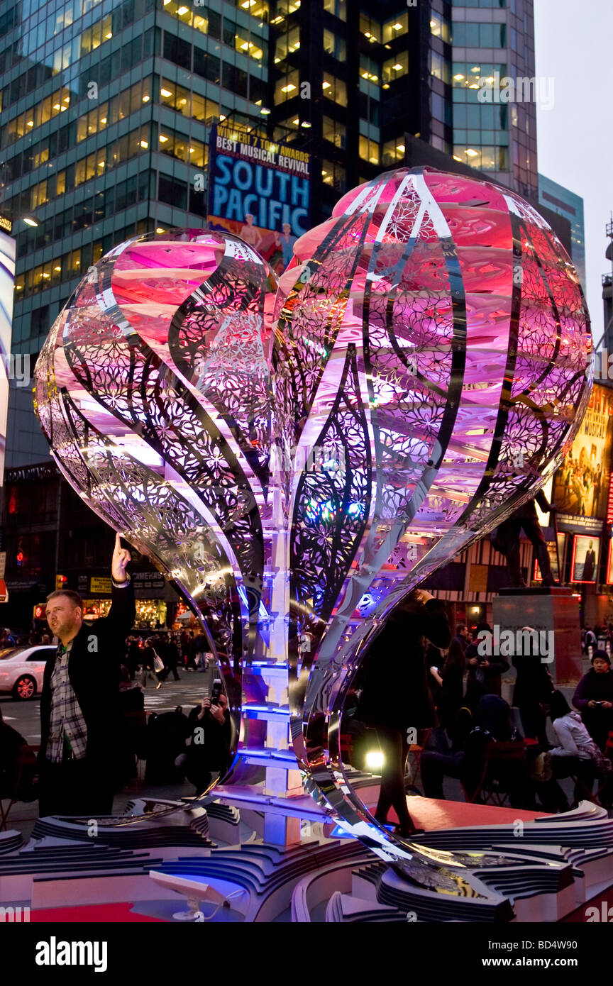 Crystal heart statue on Times Square, Manhattan, New York City, USA ...