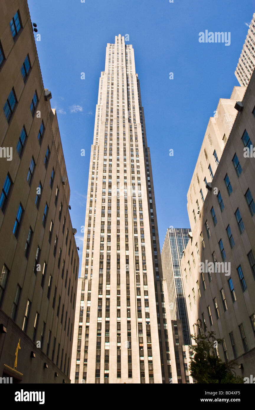 Rockefeller Center skyscraper, blue sky background Manhattan, New York ...