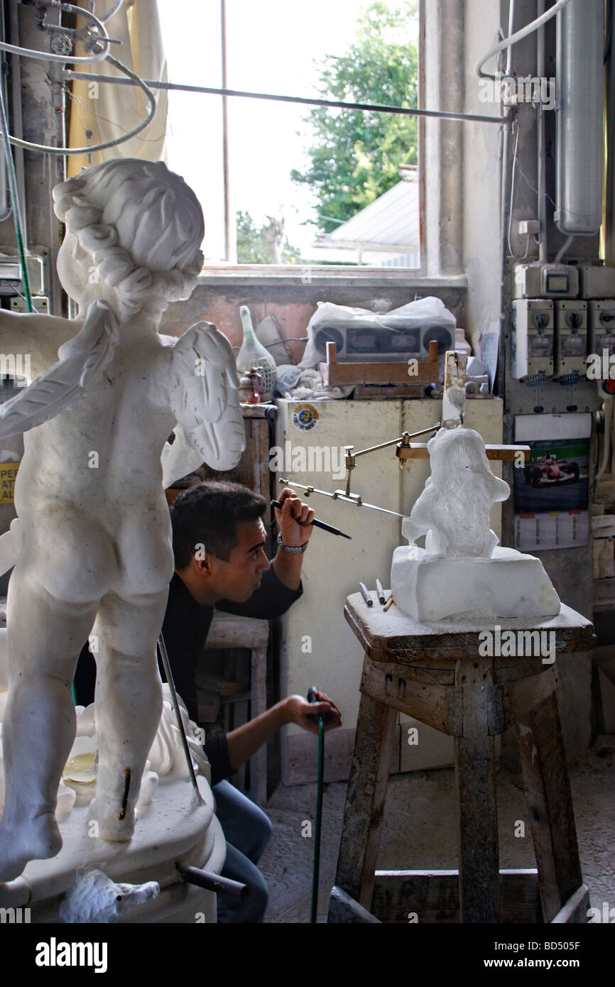 Sculpturer workshop hi-res stock photography and images - Alamy