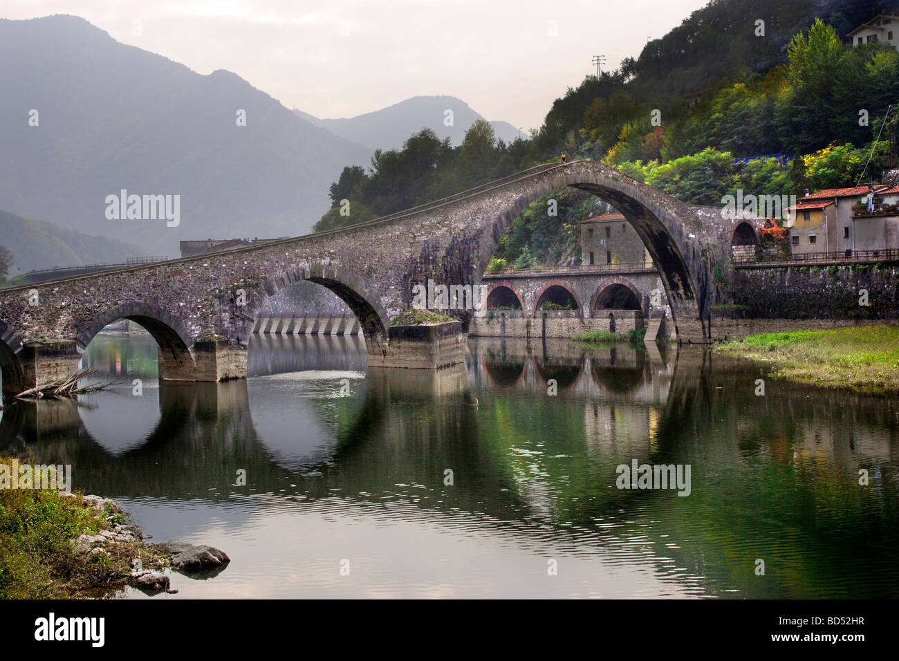 Ponte del Diavolo Bridge River Serchio Borgo Mozzano Tuscany Italy ...