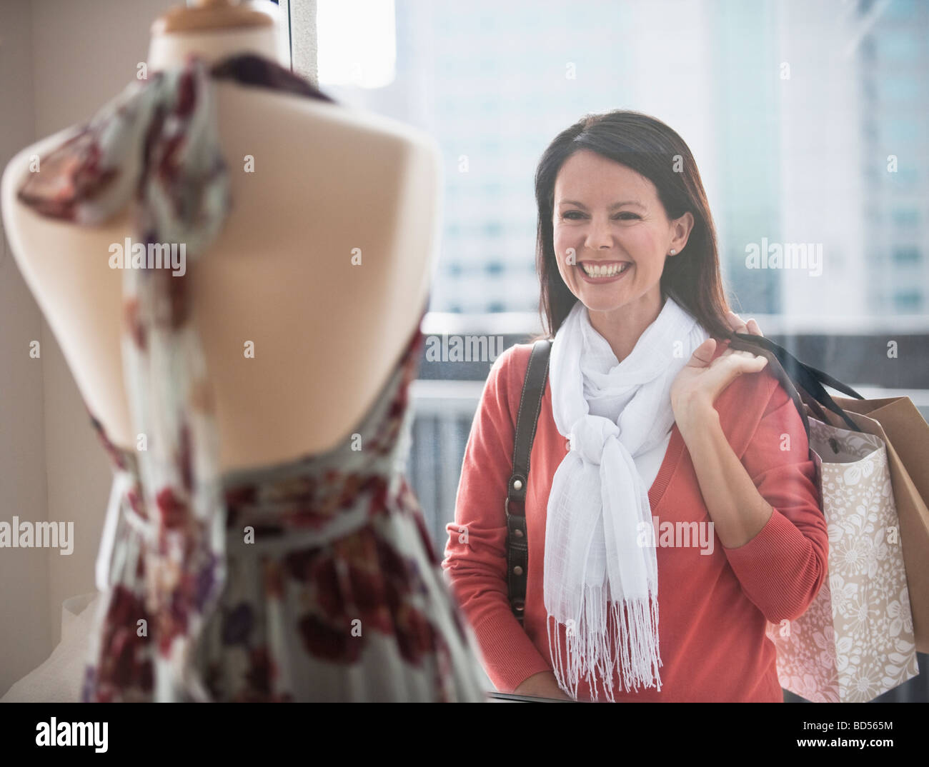 Store window daytime hi-res stock photography and images - Alamy