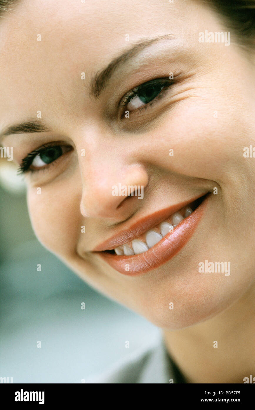 Woman smiling at camera, portrait Stock Photo - Alamy