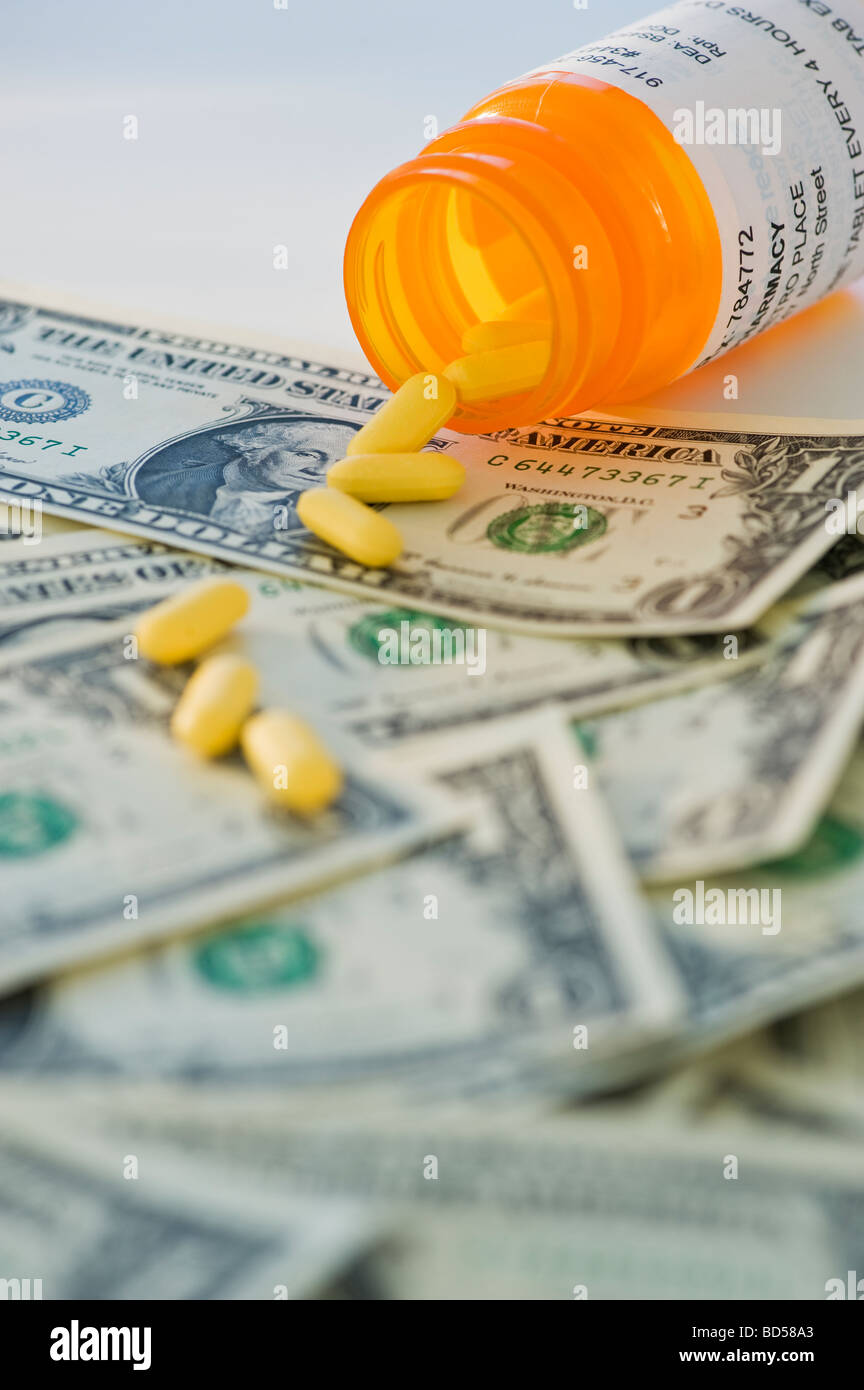 Pill bottle bank notes hi-res stock photography and images - Alamy