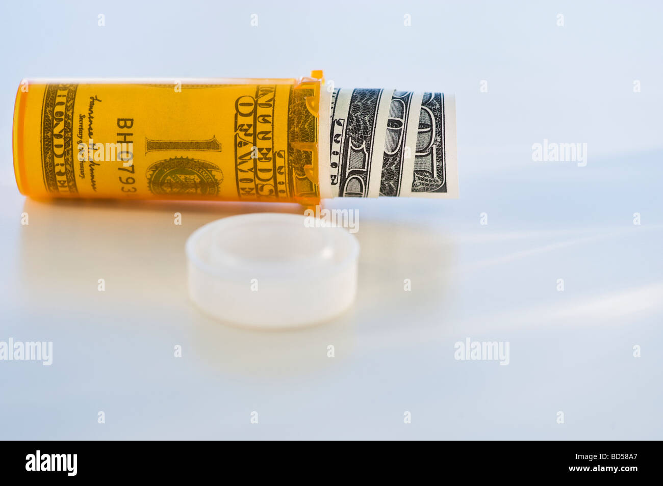 Pill bottle bank notes hi-res stock photography and images - Alamy