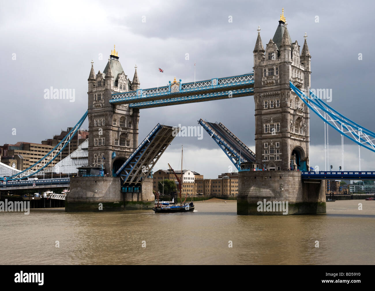Tower bridge london combined hi-res stock photography and images - Alamy