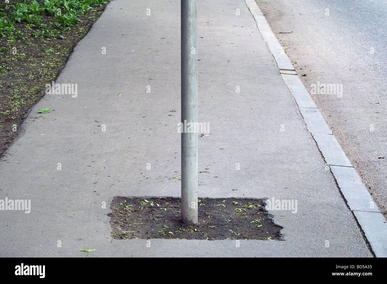 Kerb sidewalk pillar hi-res stock photography and images - Alamy