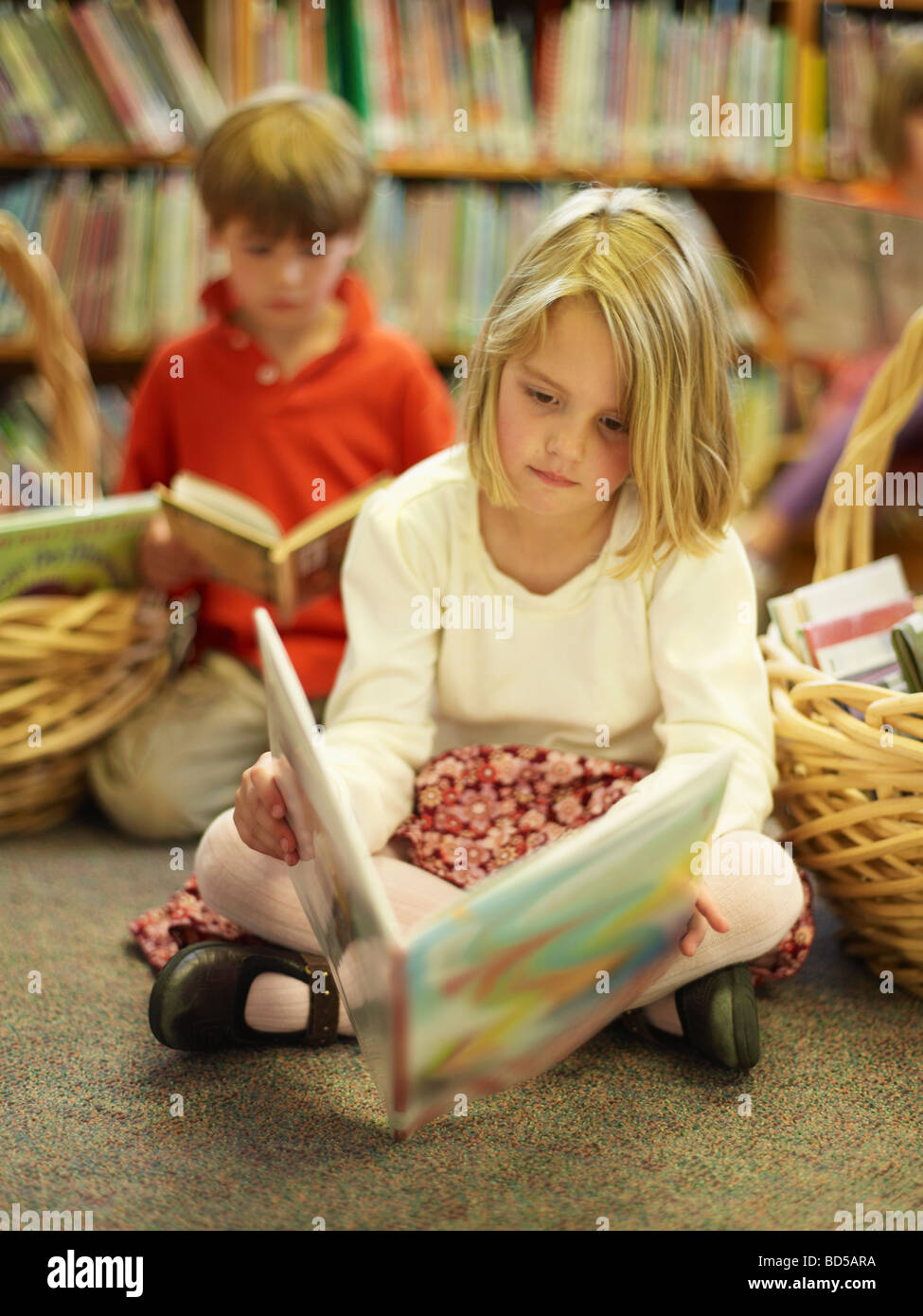 Kids in a library Stock Photo - Alamy